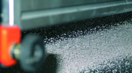 Powder scattering machine with oscillating brush system - IPCO